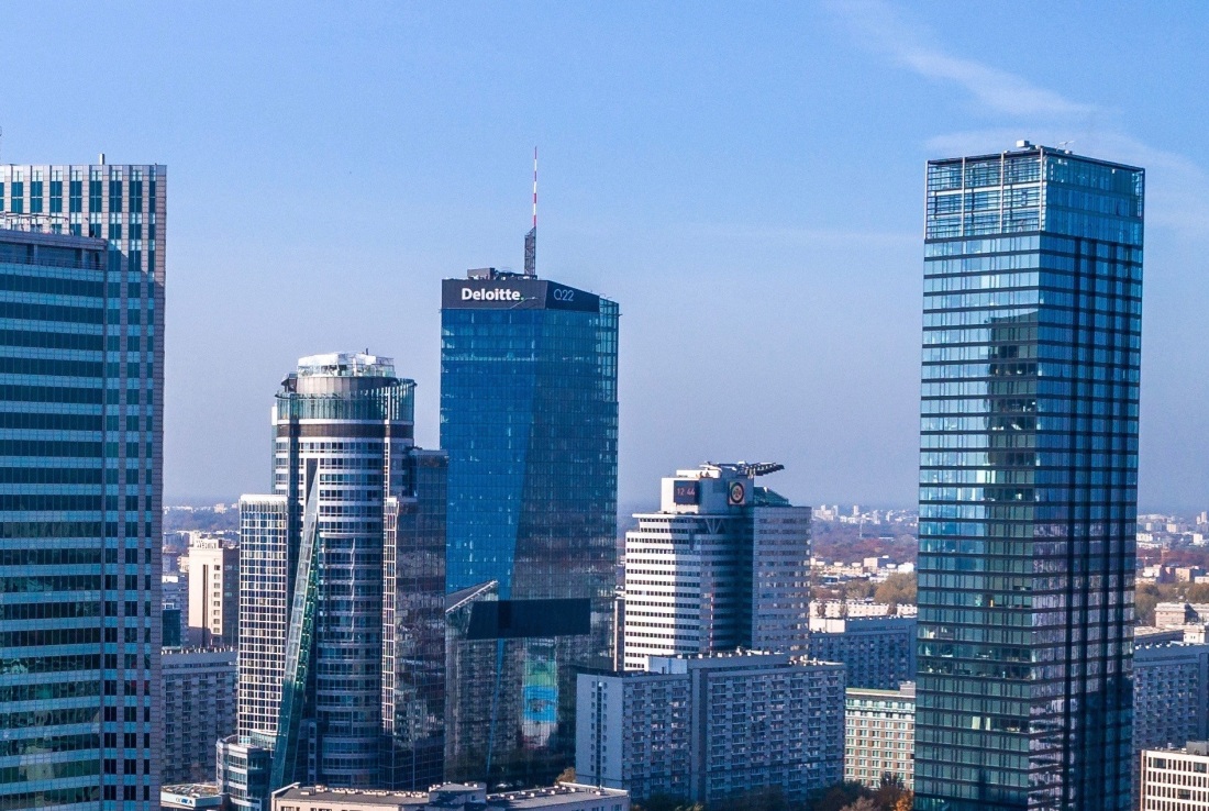 Deloitte zostaje na dłużej w Q22 - Aktualności BazaBiur.pl